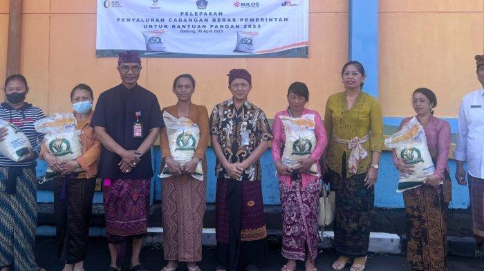 Serahkan Bantuan Pangan, BULOG Bali Siapkan 6.000 Ton Beras, Stock Beras Idul Fitri Aman ...