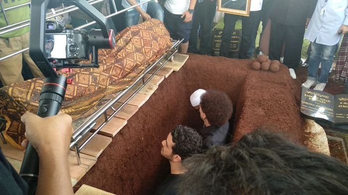 Ibu Kandung Almarhum Faldi Albar Saksikan Pemakaman Anaknya Via Video ...