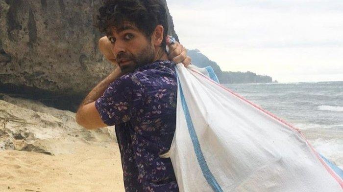 Aktor Adrian Grenier Bersihkan Sampah di Pantai Uluwatu, Bali, Ini ...