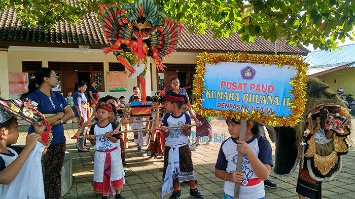 Kenalkan Budaya Bali Sejak Dini, PAUD Kumara Bhuana II Ajak Siswanya Ngelawang - Tribun-bali.com