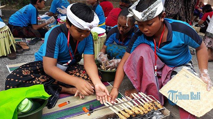 Dari Melilit hingga Mengasapi, Para Siswa SD Ini Sudah Lihai Membuat Sate Lilit - Tribun-bali.com