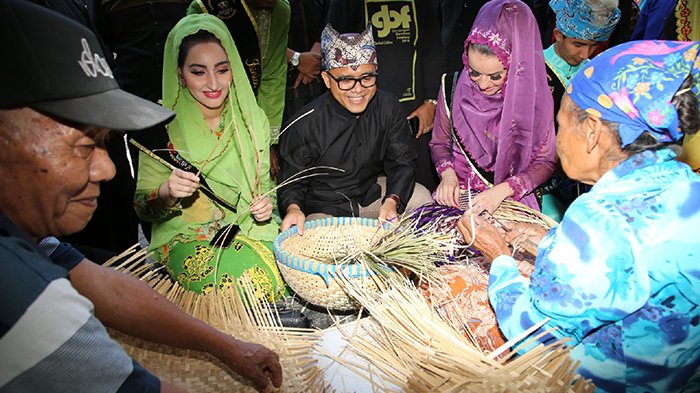 Aneka Karya Olahan Bambu di Sepanjang Jalan Desa Gintangan Banyuwangi - Tribun-bali.com