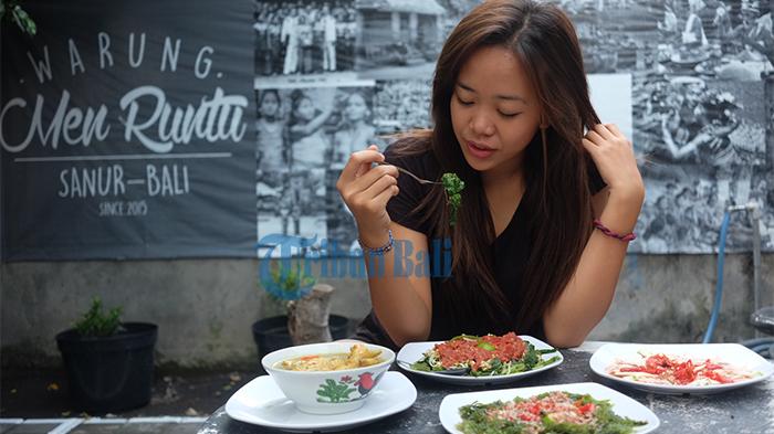VIDEO: Rujak Kuah Pindang, Bulung Boni di Warung Men Runtu, Murah ...