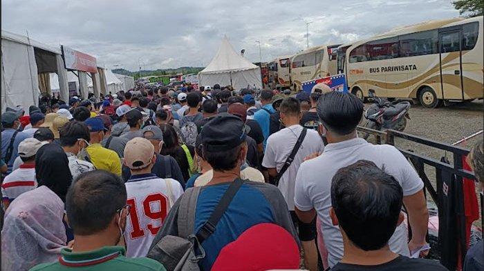 Antrean Shuttle Bus Penonton MotoGP Mandalika di Parkir Timur ...