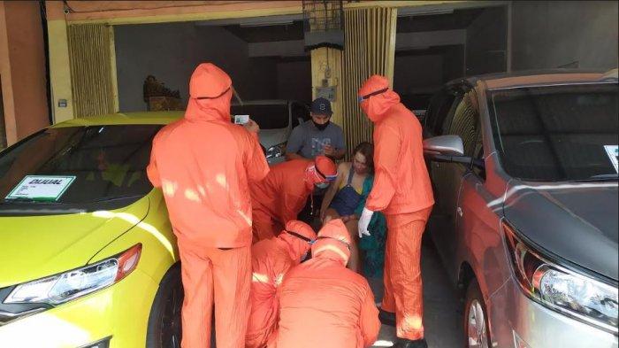 Tim BPBD Denpasar Gunakan APD Saat Bantu Bule Rusia Yang Kakinya Masuk ...