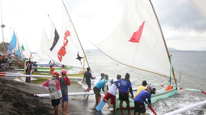 Nelayan Adu Cepat Perahu Layar di Selat Bali - Tribun-bali.com