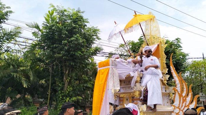 Upacara Ngaben Pencipta Kaos Barong, Pande Ketut Krisna, Setelah 42 Hari Disemayamkan - Tribun ...