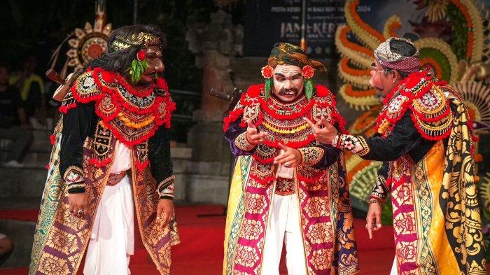 KISAH Haru Oleh Sanggar Seni Surya Art Lewat Topeng 'Dalem Batu Putih ...