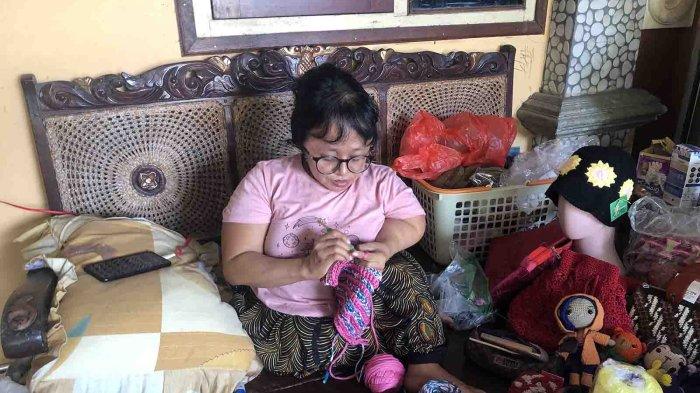 Kisah Ayu Mang, Disabilitas Perajut di Jembrana, Tak Ingin Bergantung ...
