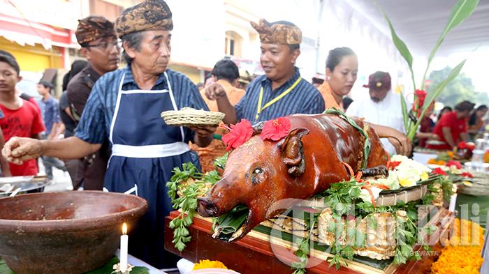 Orang Makan Babi Hidup Hidup