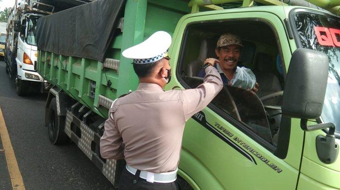 BAGIKAN 100 Nasi Bungkus, Polres Jembrana Imbau Tertib Lalu Lintas dan Gunakan Helm SNI - Tribun ...