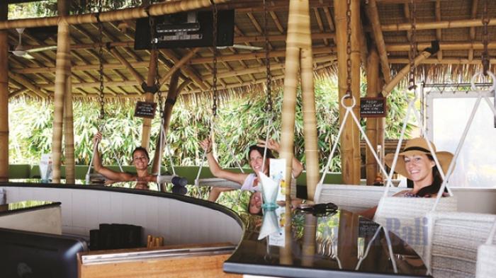 Bar dari Bambu di Pinggir Pantai Mertasari Sanur Suguhkan Arak Bamboo ...