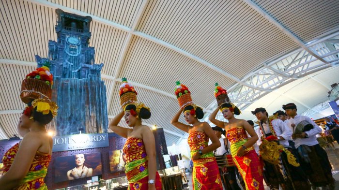 Bunga Mawar dan Parade Gebogan Warnai Hari Pelanggan Nasional di ...