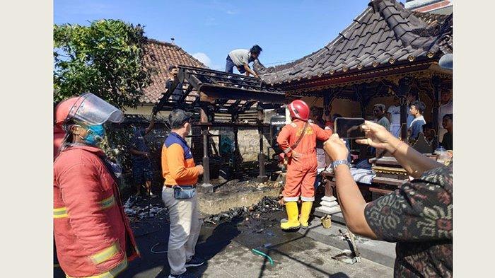 Api Dupa Jatuh ke Serabut Kepala, Bangunan Bale Panggungan di Pura ...