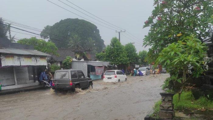 Jalan Raya Abiansemal Mendadak Jadi Sungai, Datang Banjir Tiba-tiba ...