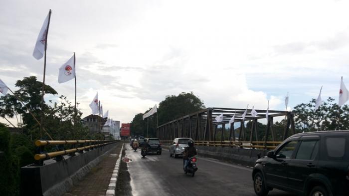 Kota Tabanan, Bali Mulai Dihiasi Bendera Pilkada - Tribun-bali.com