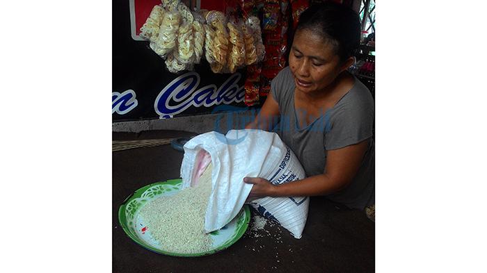 Warga Ini Terima Beras Raskin Berwarna Cokelat, Kotor dan Berkutu ...