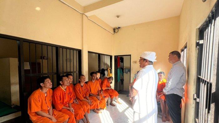 10 Tahanan Polres Klungkung Diberikan Bimbingan Rohani - Tribun-bali.com 10 Tahanan Polres Klungkung Diberikan Bimbingan Rohani - Tribun-bali.com