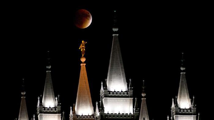 Foto-foto Gerhana Bulan Merah Darah di Beberapa Negara - Tribun-bali.com