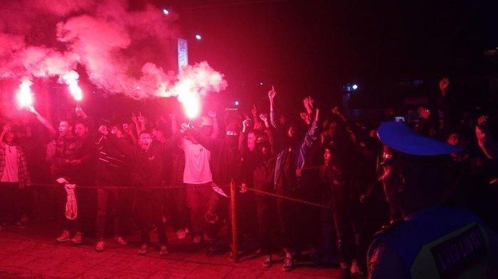 DEMO TUNTUT ROBERT OUT, Bakal Dilakukan Viking di Graha Persib Bandung 10 Agustus 2022 - Tribun ...