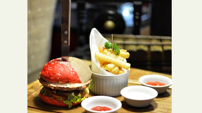 Rayakan HUT Kemerdekaan RI Ke-73, Aston Denpasar Hadirkan Burger Merah ...