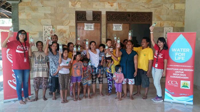 Coca-Cola Amatil Bagikan Air Bersih Dalam Kemasan di Karangasem ...