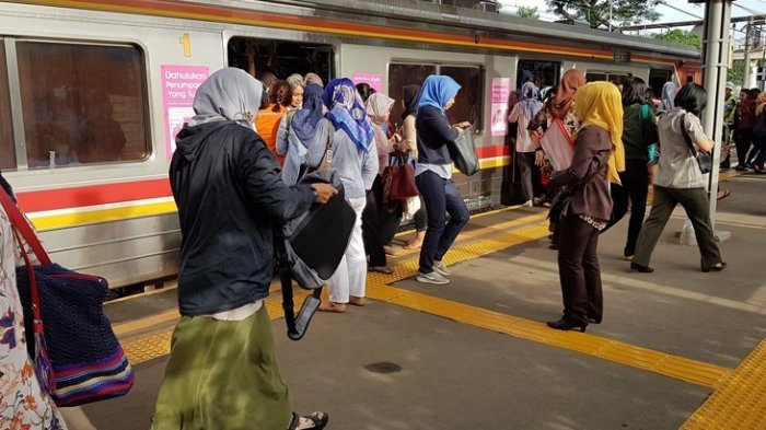 Wanita BAB di Gerbong Commuter Line Viral, Ibu-Ibu Heboh Siram Pakai ...