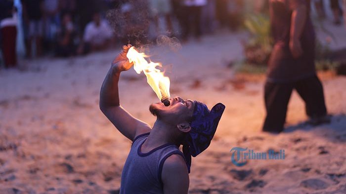 Merinding, Foto-foto Aksi Debus Khas Banten Beraksi di Pantai Kuta ...
