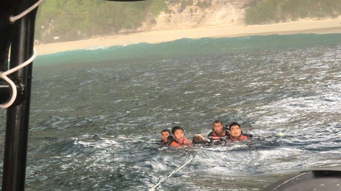 Kecelakaan Laut Diterjang Ombak, Wisman Rusia Cedera Saat Berenang di Pantai Kelingking Bali ...
