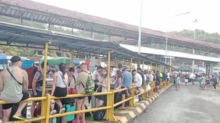 Nekat Nyebur ke Laut Setelah Kapal Ngapung Terlalu Lama di Pelabuhan ...