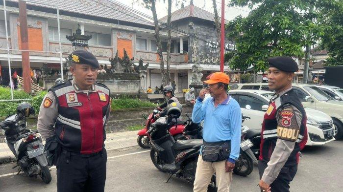 Personil Samapta Polres Bangli Sambangi Tukang Parkir di Pasar Kidul ...