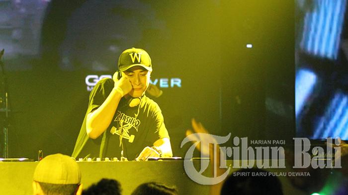 VIDEO: DJ Winky Kini Nge-Band Beraliran Metal dan House Jazz - Tribun ...