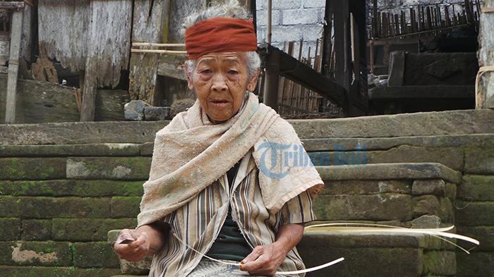 Ringkih dan Tinggal di Gubuk Reyot, Dadong Supir Tetap Semangat Kerja - Tribun-bali.com