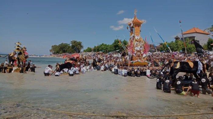 Tradisi Ngaben Massal Desa Adat Pesisir Nusa Penida, Sorak Sorai Saat Bade Sentuh Air Laut ...