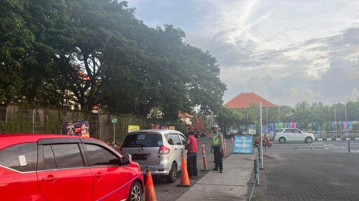 PARKIR Liar di SPBU Angkasa Bandara Ngurah Rai, Polisi Tertibkan Kendaraan! - Tribun-bali.com