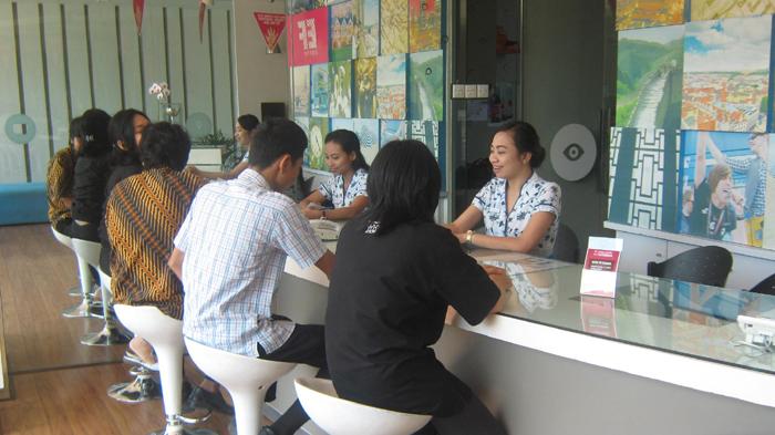 English First Gelar Promo Open House - Tribun-bali.com