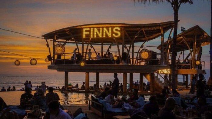 Spot Terbaik Melihat Sunset, Finns Beach Club Hadirkan 2 Kolam Renang ...