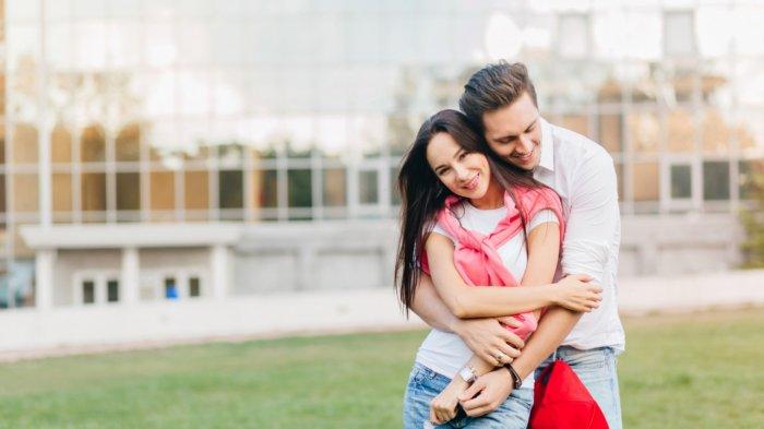 Bukan Cuma Cowok Yang Bisa Romantis, Ternyata 3 Zodiak Cewek ini Juga Sosok Romantis - Tribun ...