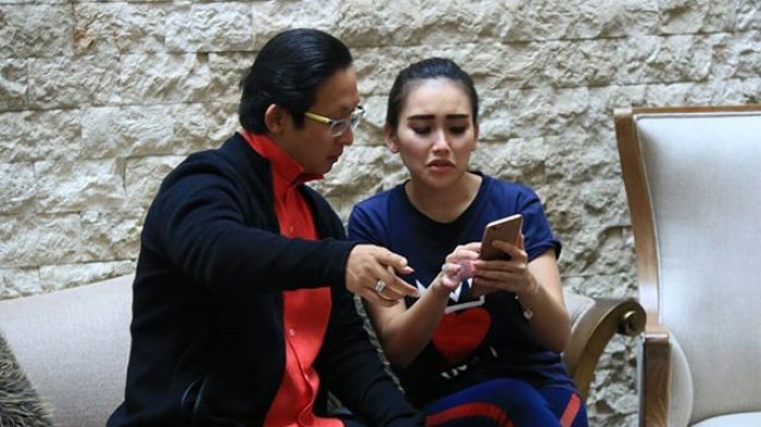 Ayu Ting Ting Jawab Isu Tentang Kedekatannya dengan Bos RA Pictures ... Ayu Ting Ting Jawab Isu Tentang Kedekatannya dengan Bos RA Pictures ...