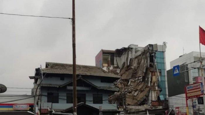 Gedung Berlantai 4 di Jakarta Roboh, Sejumlah Korban Dievakuasi ...
