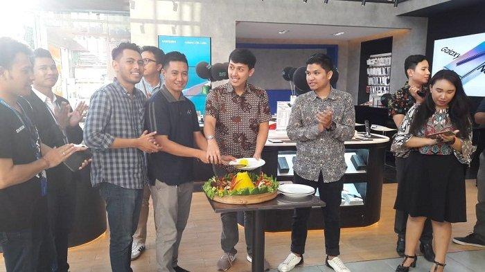 Berlokasi di Planet Gadget Denpasar, Samsung Experience Store Resmi ...