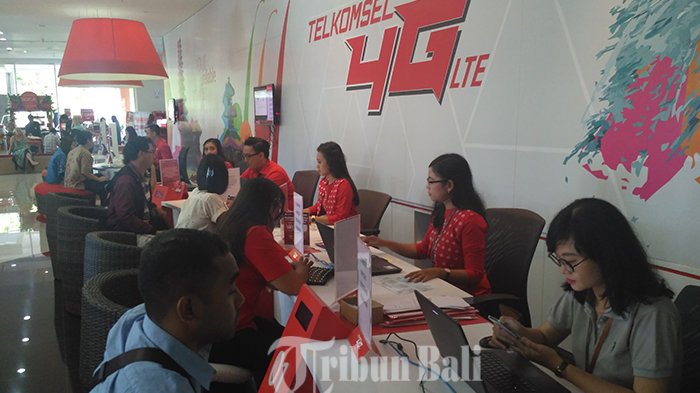 Masyarakat Registrasi Ulang Kartu SIM di Grapari Telkomsel Denpasar ...