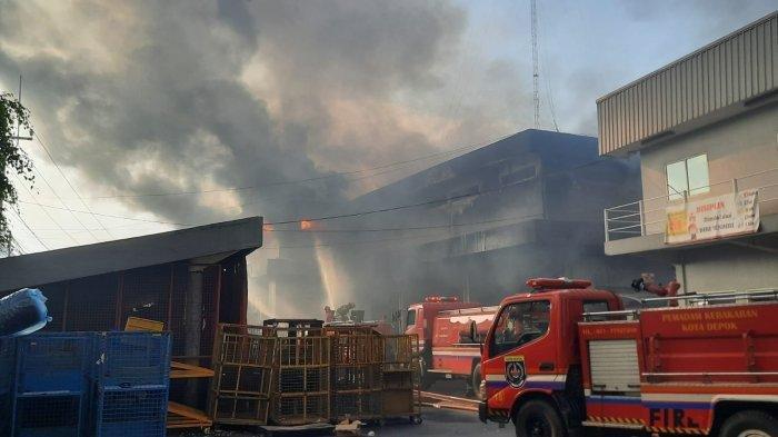 Suasana Mencekam Gudang JNE Depok Kebakaran, Bagaimana Paket Pelanggan yang Terbakar? - Tribun ...