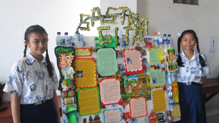 Gunakan Botol Bekas Dalam Lomba Mading - Tribun-bali.com