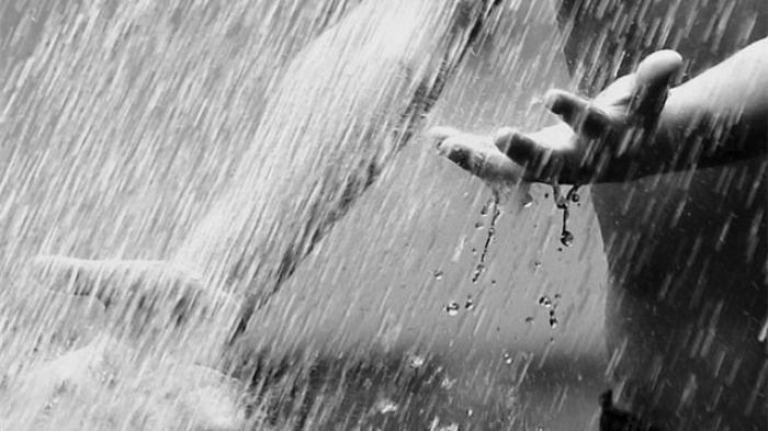 Main Hujan-hujanan Bisa Bikin Masuk Angin? Ini Kata Dokter - Tribun ...