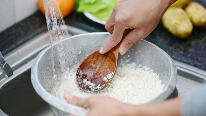 Bukan Sekali atau Dua Kali, Berikut Cara Tepat Mencuci Beras agar Nasi ...