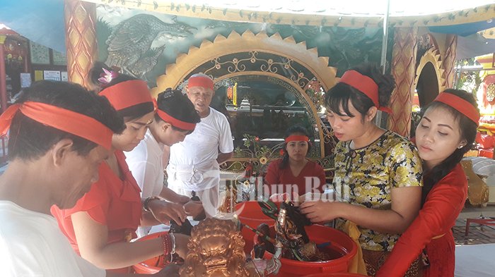 Pembersihan Arca Di Griya Kongco Dwipayana Jelang Imlek di Bali, Ritual ... Pembersihan Arca Di Griya Kongco Dwipayana Jelang Imlek di Bali, Ritual ...