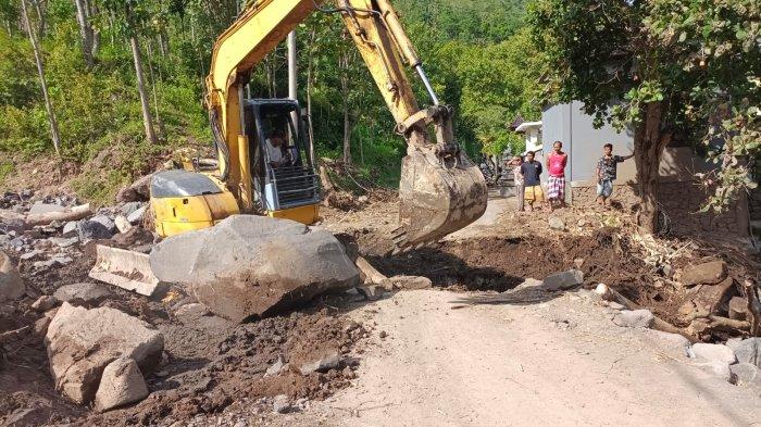 Jalan Putus, Warga Sega Karangasem Gotong Royong Urug Jalan, Simak ...