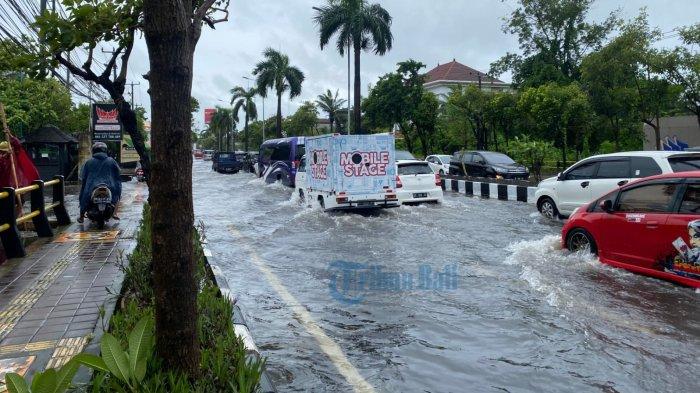Hujan Deras di Bali, Jalan Sunset Road Badung Tergenang Banjir, Made ...