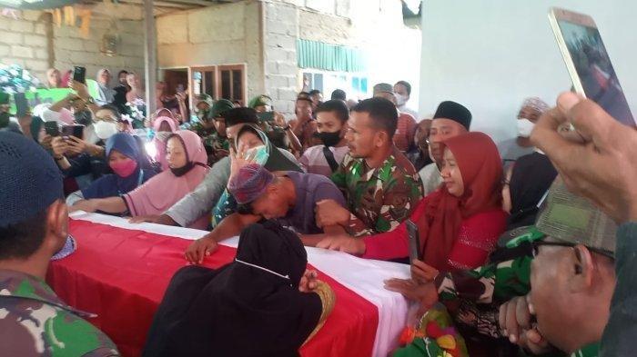 Pangdam XVI/Pattimura Mayjen TNI Richard Pimpin Pemakaman Praka ...